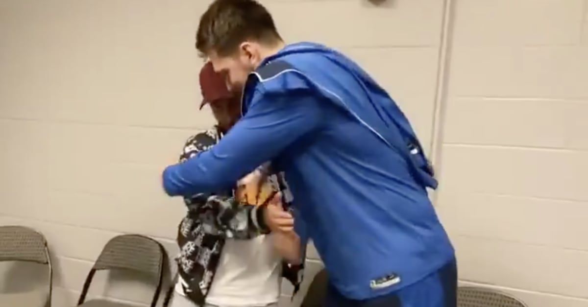 LOL! Hazard ruilt shirtje met boomlange basketballer | Vandaag Inside