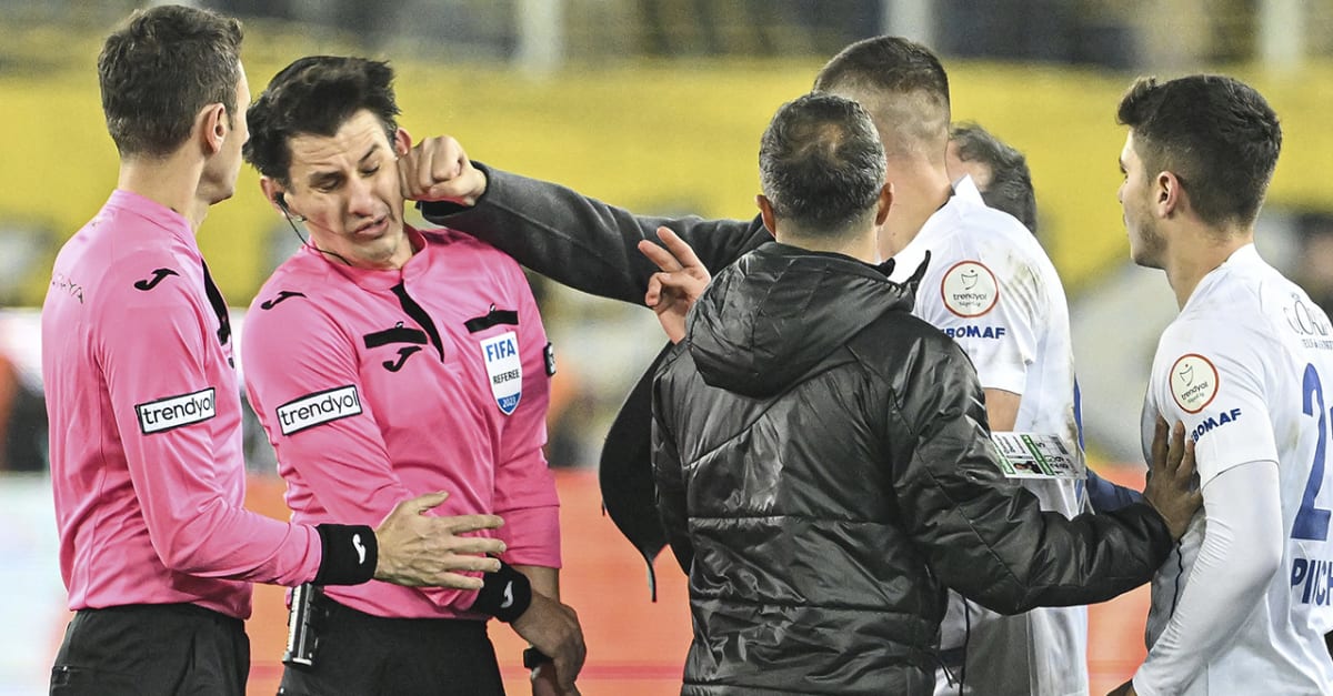 Slaande Turkse voorzitter beticht scheidsrechter van schwalbe: 'Hij ...