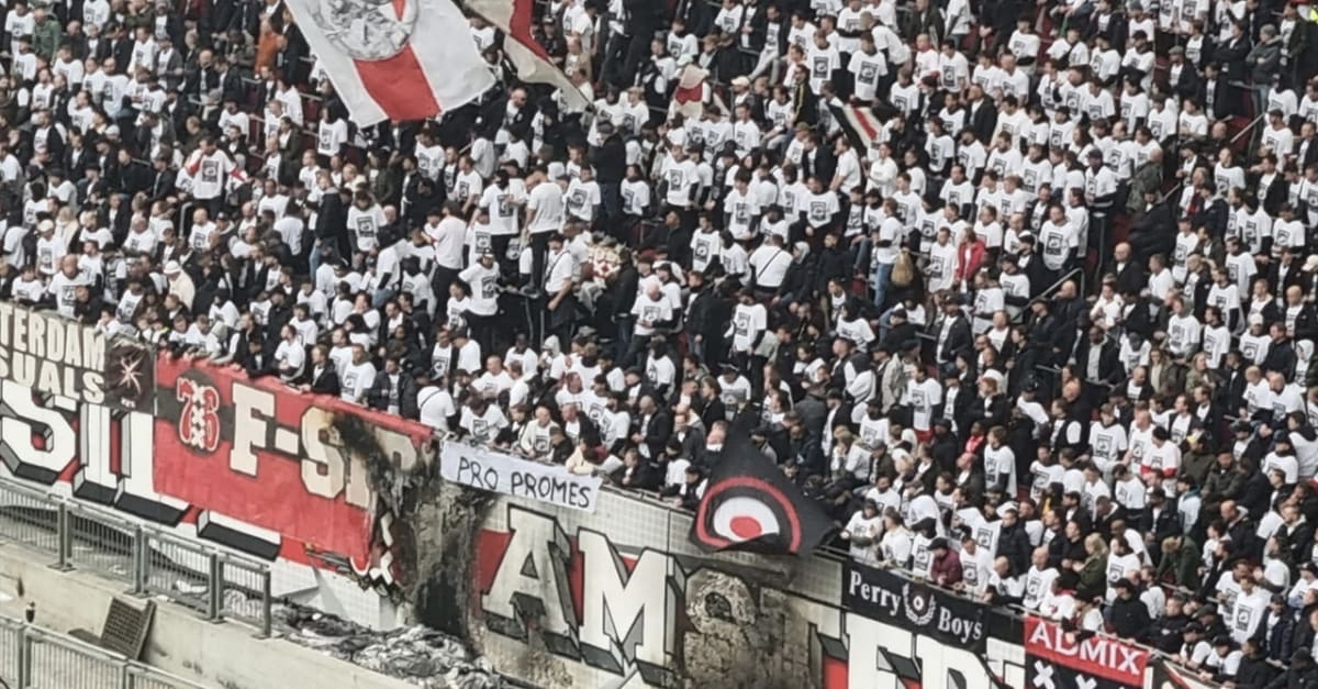 Ajax-fans tonen 'Pro Promes'-spandoek op F-Side | Vandaag Inside