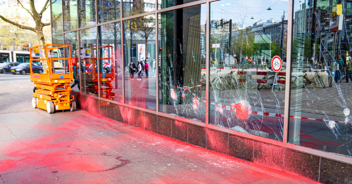 Pro-Palestijnse activisten bekladden kantoor Allianz in Rotterdam ...