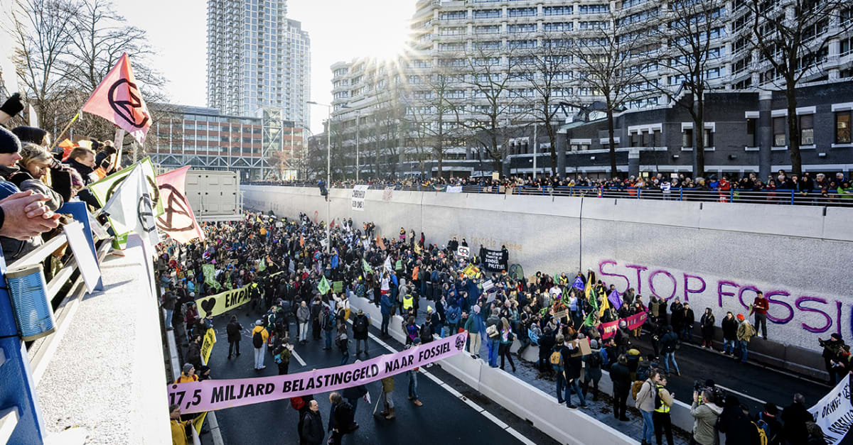 Extinction Rebellion: meer dan 3000 mensen blokkeren snelweg A12 | Vandaag Inside