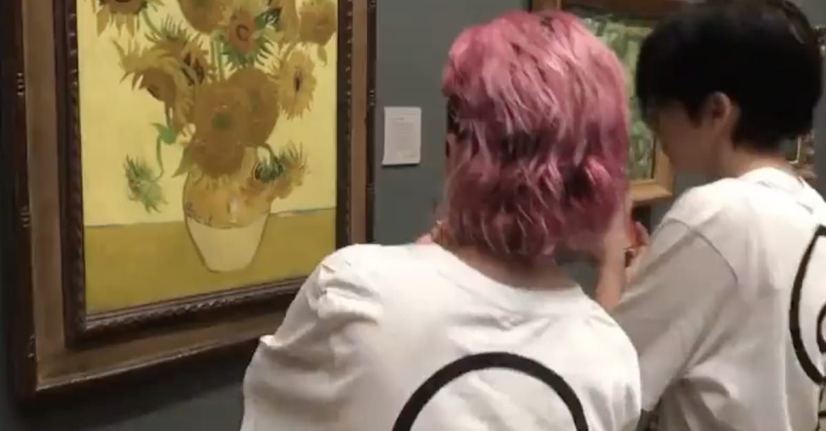 Video: klimaatactivisten gooien blikken tomatensoep over schilderij Van ...