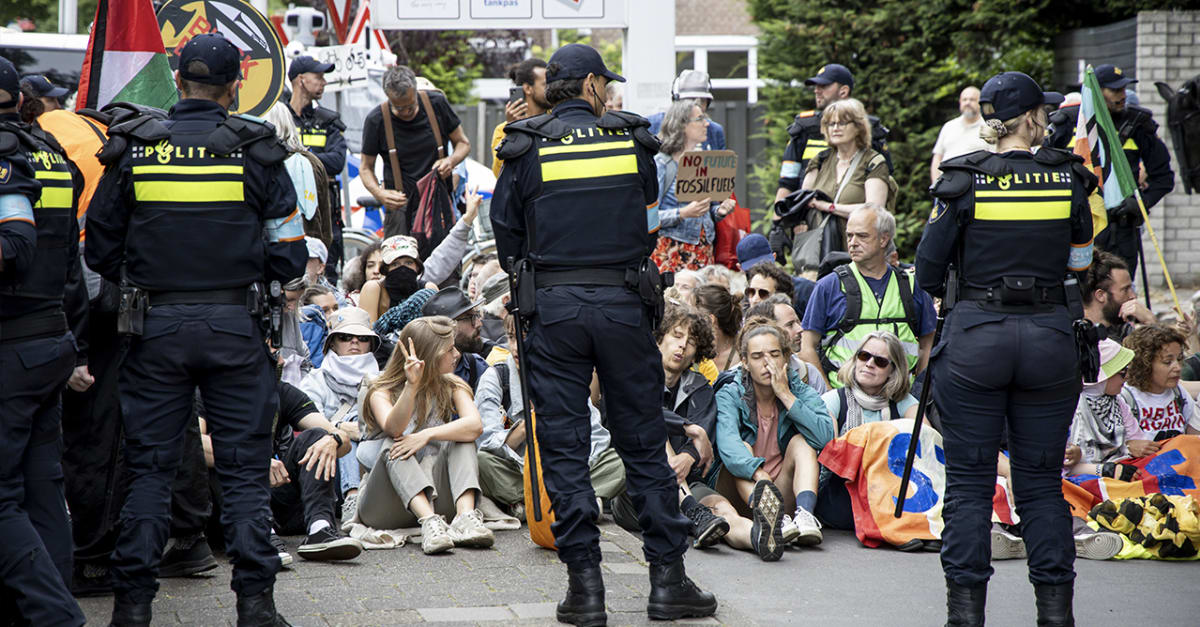 Klimaatactivisten proberen A12 Den Haag te blokkeren; politie houdt de ...