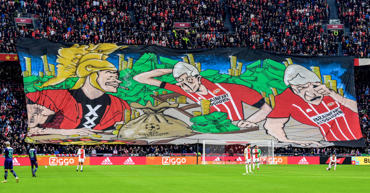 Aanklager KNVB onderzoekt veelbesproken spandoek Ajax-aanhang | Vandaag ...