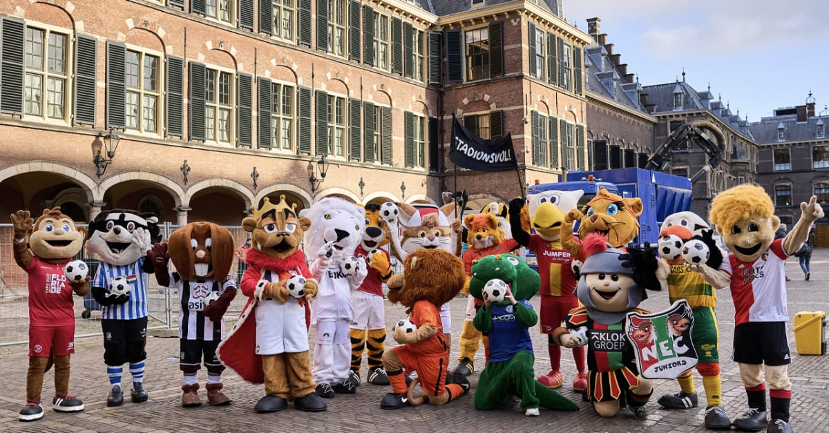 Mascottes voetbalclubs pleiten in Den Haag voor volle stadions ...