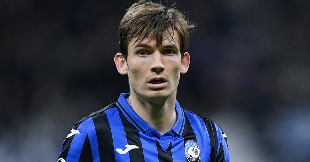 De Roon krijgt behoorlijke schorsing voor duw aan scheidsrechter ...