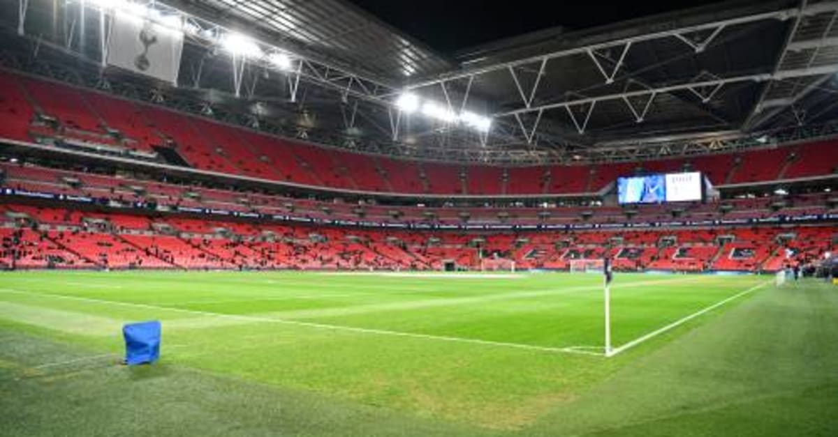 UEFA baalt van slechte veld Wembley | Vandaag Inside