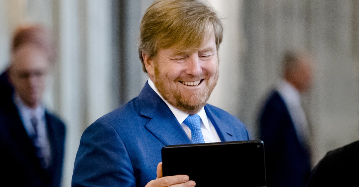 Koning lacht om Willy-filmpjes van LuckyTV: 'Ook mijn kinderen vinden ...