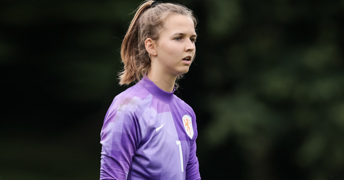 Duel Ajax-AZ gestaakt na zware botsing Liefting; AZ-keepster loopt ...