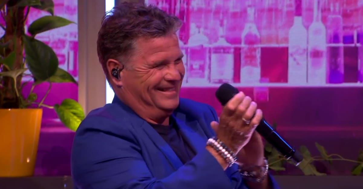 Wolter Kroes zingt 'Ik Heb De Hele Nacht Liggen Dromen' in commercialbreak van De Oranjezondag ...
