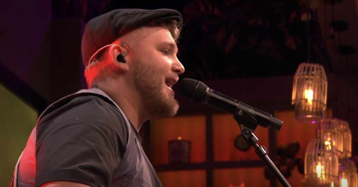 Lars van Bokhoven uit Talent Unplugged opent De Oranjezondag met 'Lose ...