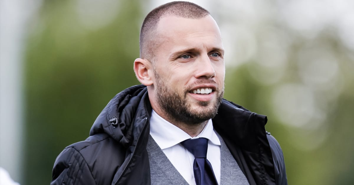 ‘Ik zou het niet gek vinden als Ajax Heitinga naar voren schuift’ | Vandaag Inside