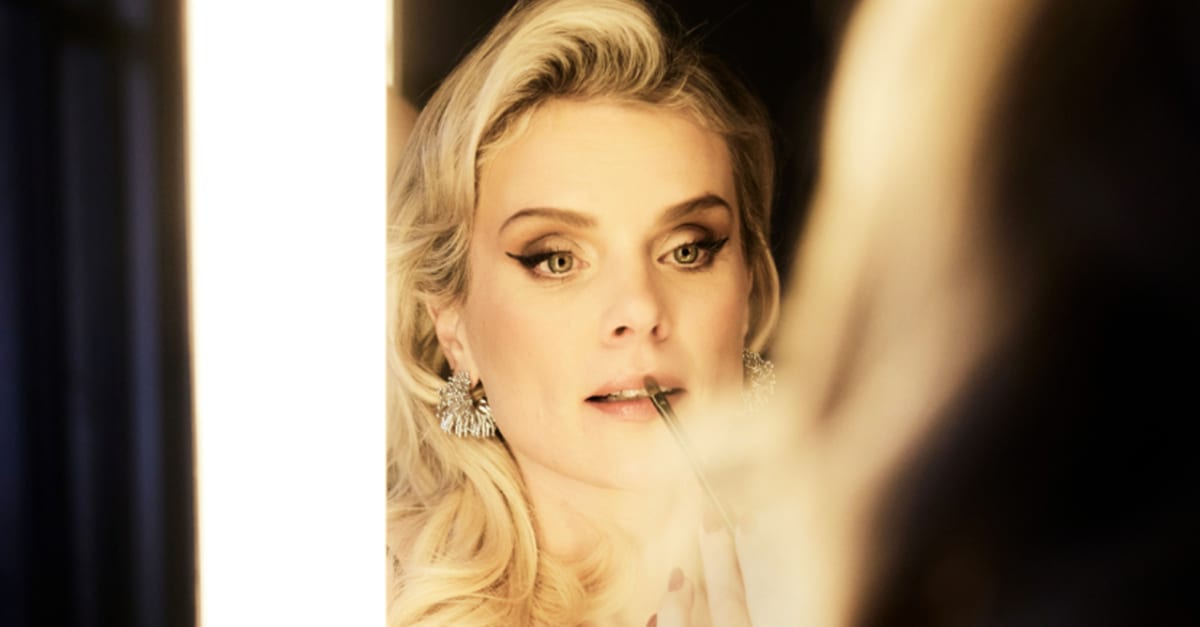 Seksuoloog Eveline Stallaart schittert in de Playboy | Vandaag Inside