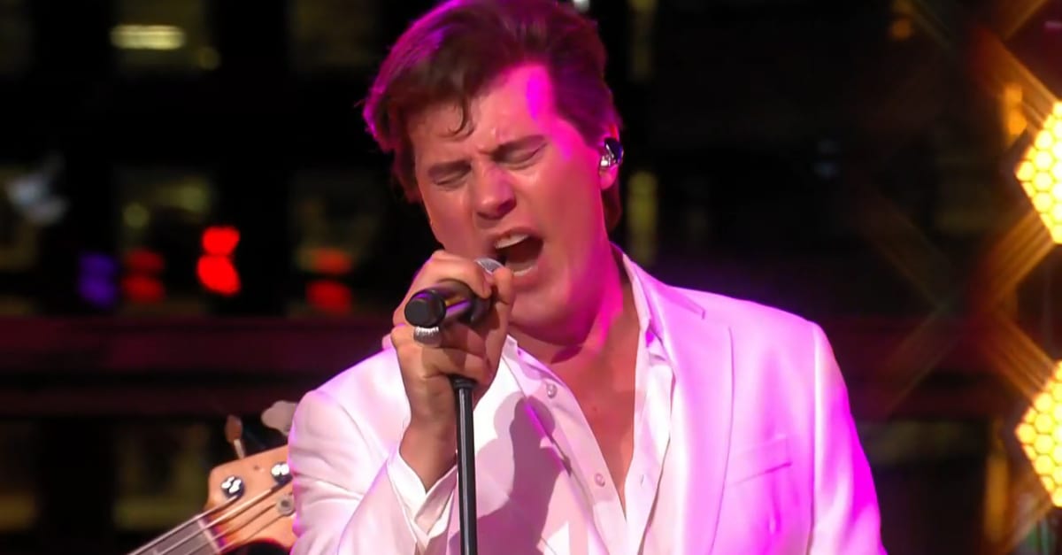 Bouke & The ElvisMatters Band zetten studio op z'n kop met 'Burning Love'