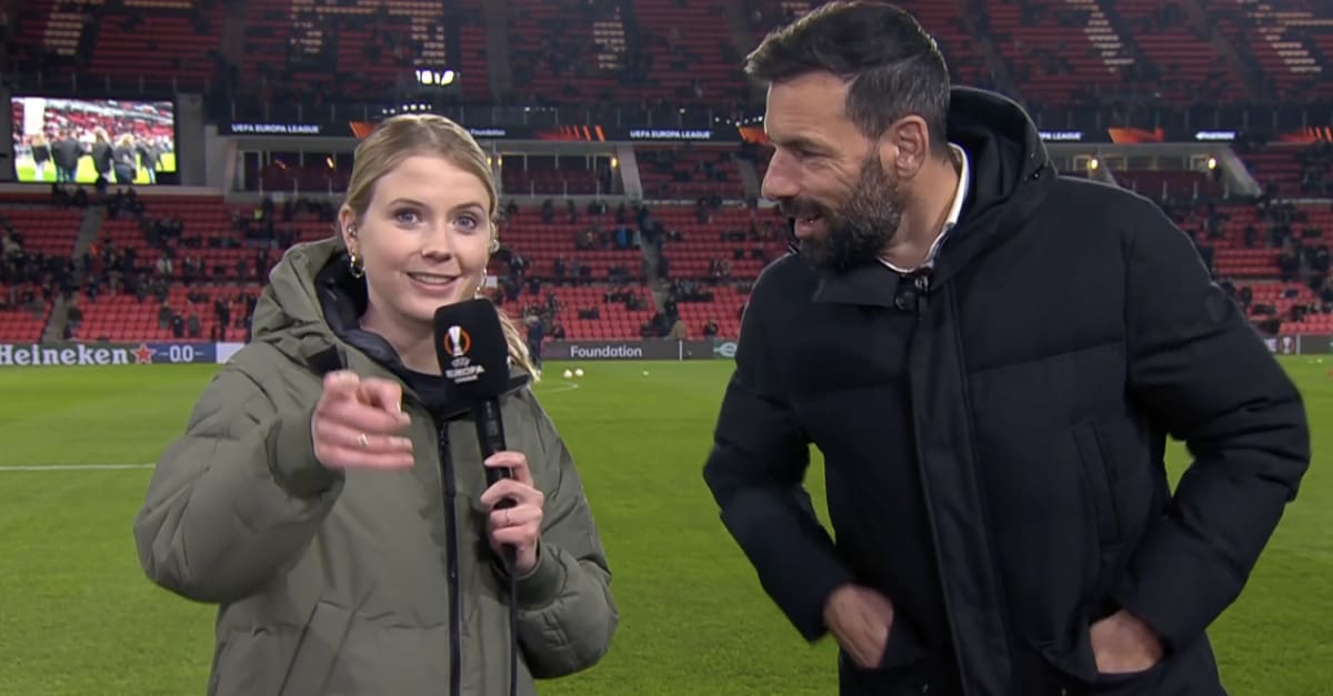 Ruud van Nistelrooij doet de groeten aan Wim en Kees in de studio ...