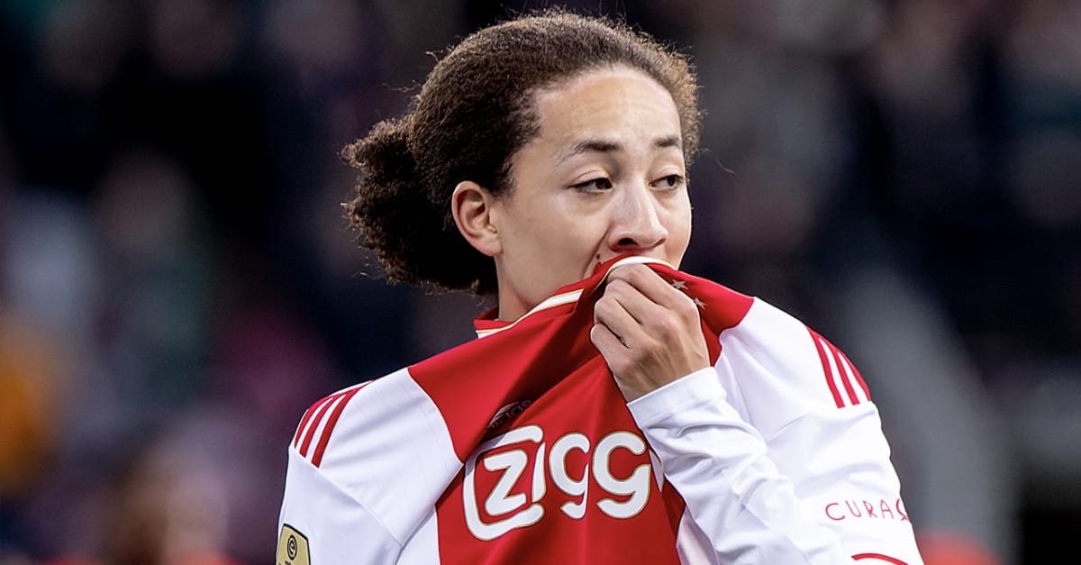 Ajax-talent Fitz-Jim slaat terug naar haatreacties op kapsel: 'Als je ...