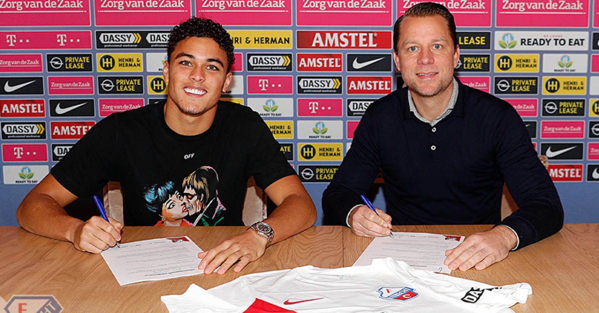 Kluivert tekent eerste profcontract bij FC Utrecht | Vandaag Inside