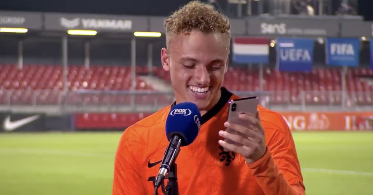 Noa Lang krijgt appje van Ajax-collega: 'Dat snorretje kan echt niet ...