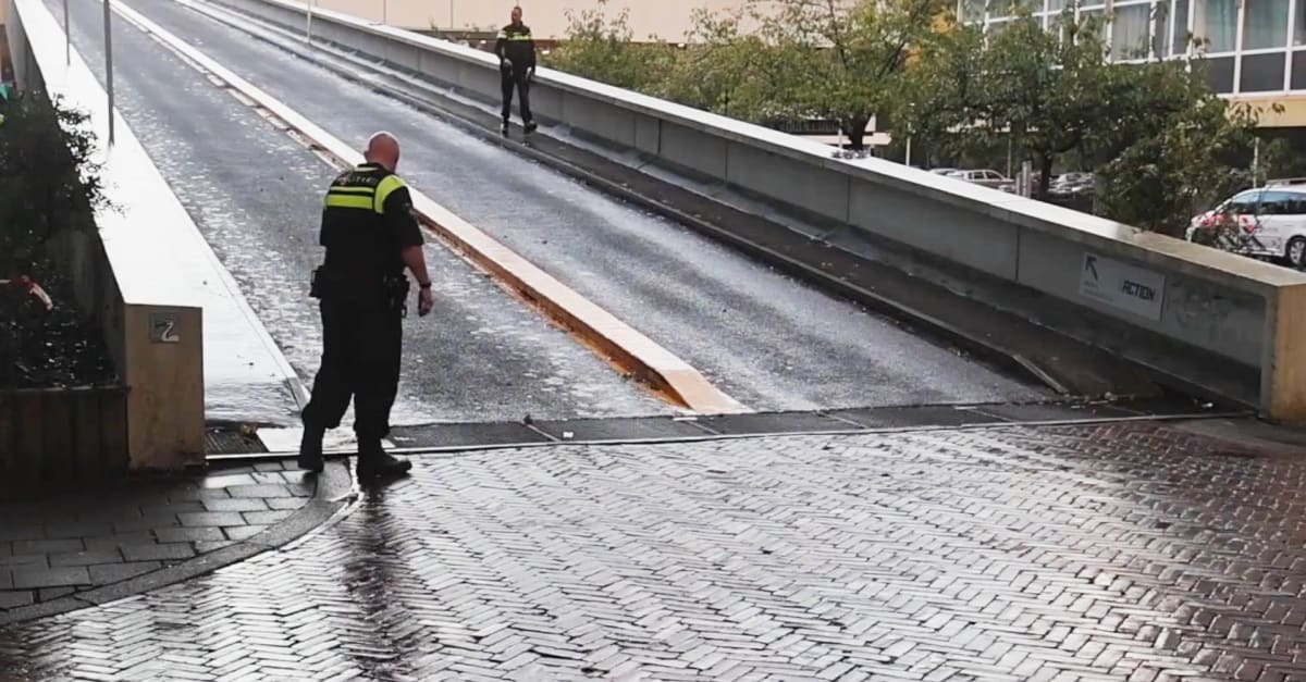 Fietser (57) die door van helling geduwde auto werd geraakt is ...