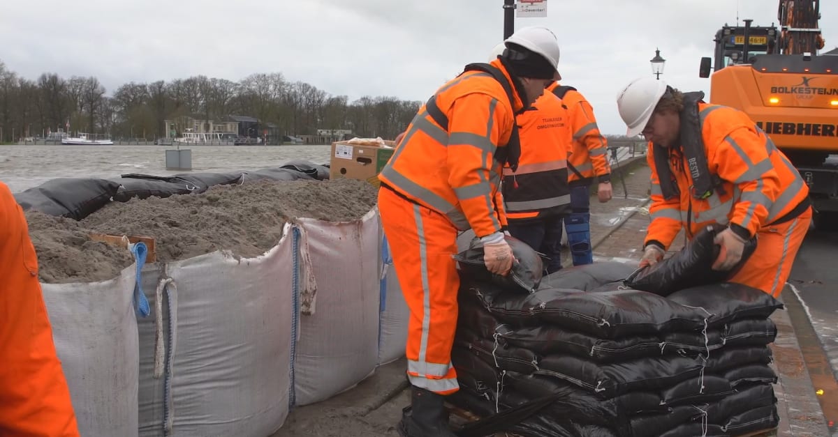 Noodplan van start in Deventer: 'Water stijgt met centimeter per uur' | Hart van Nederland