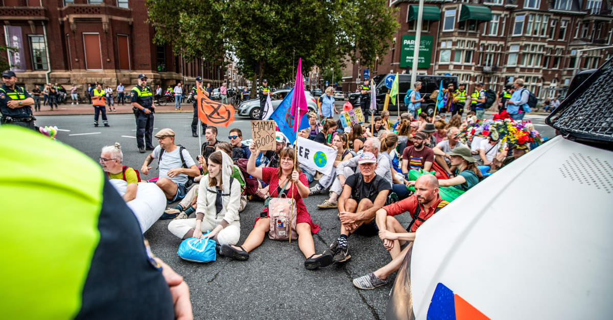 A12 weer open na blokkade door klimaatactivisten voor vijfde dag op rij ...