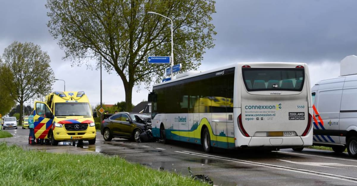 Dode bij frontale botsing met lijnbus in Heinkenszand | Hart van Nederland