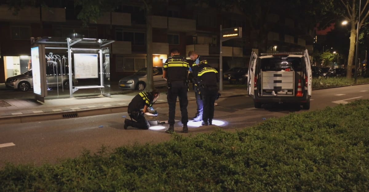 Zwaargewonde man met mogelijke steekwonden aangetroffen op straat in Rotterdam | Hart van Nederland