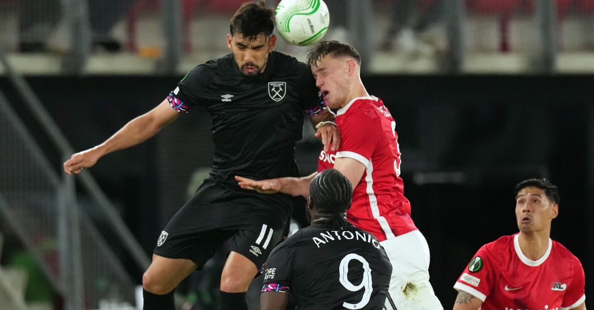 Hooligans AZ bestormen hoofdtribune na verloren halve finale | Hart van ...