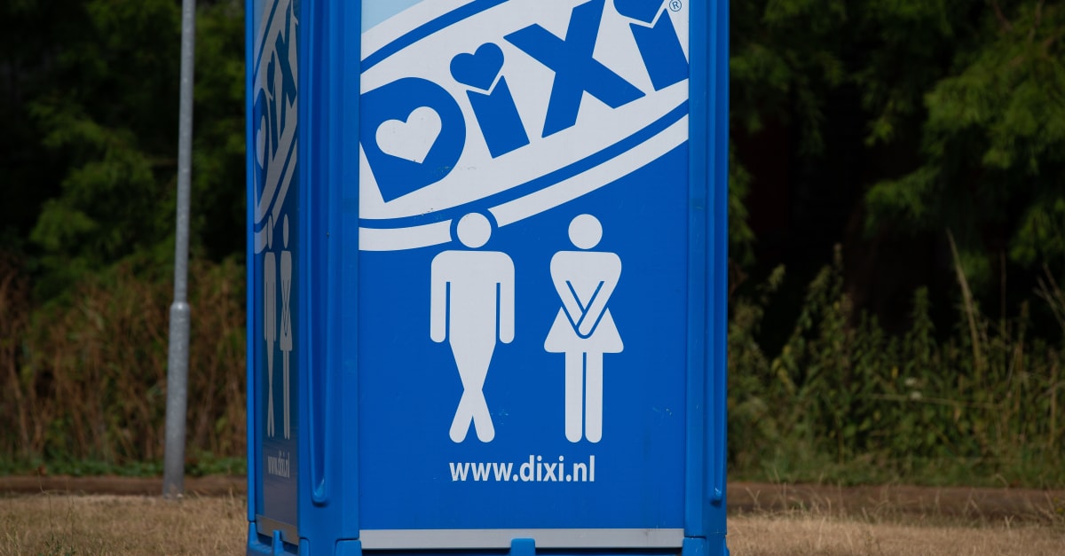 Remsporen: meerdere auto's knallen op snelweg op dixi-wc | Hart van ...