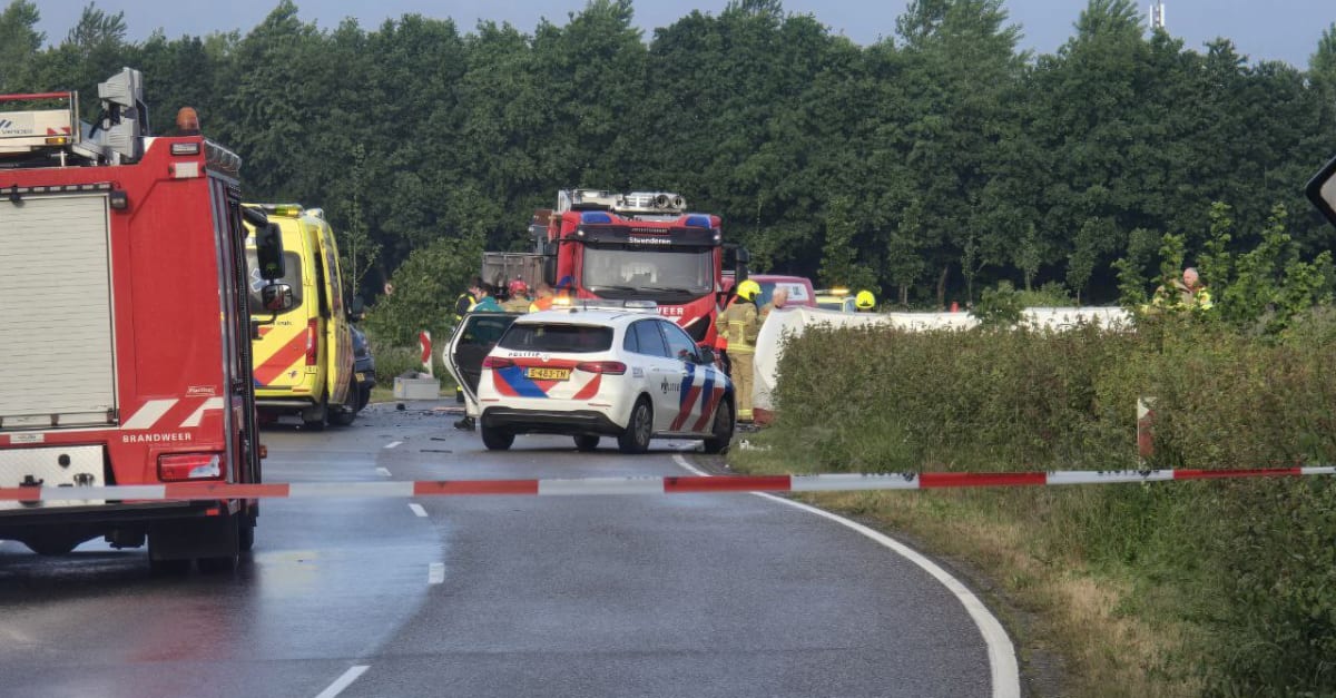 Twee mensen (27 en 69) overleden door frontale botsing in Steenderen ...