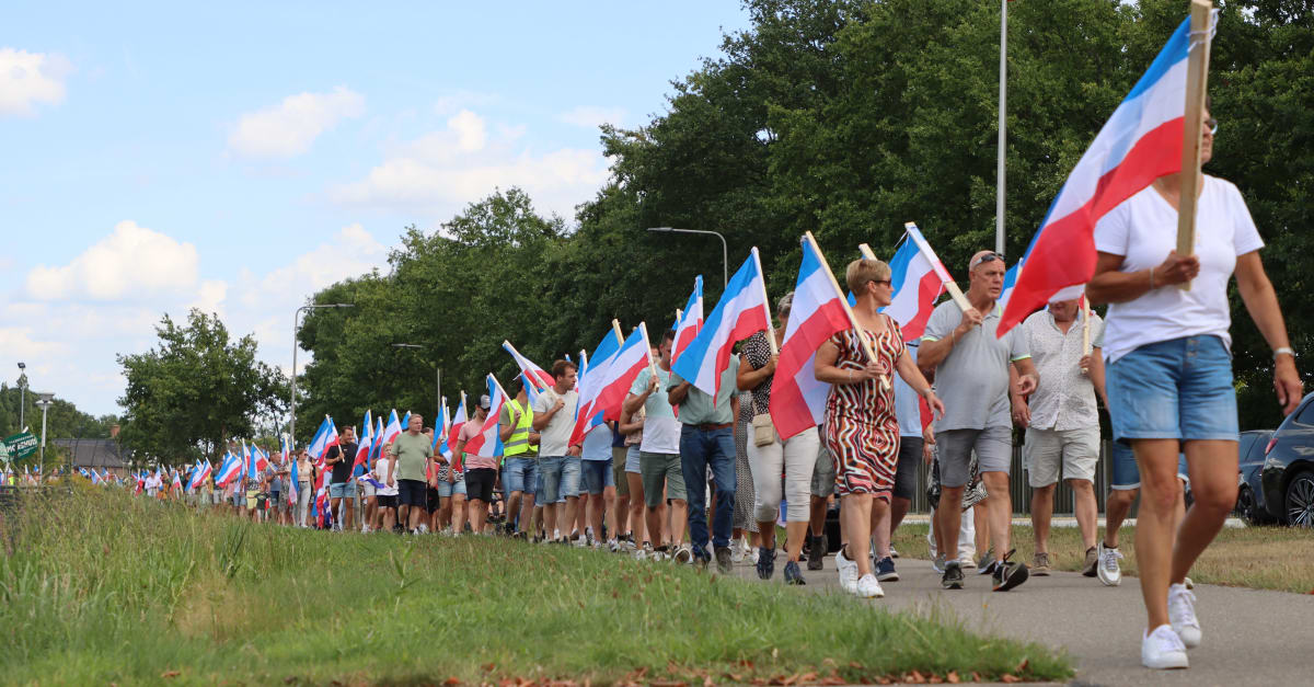 Honderden lopen stille tocht als protest tegen opvang asielzoekers in ...