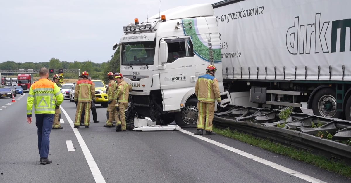 Vrachtwagen rijdt dwars over vangrail, herstel A67 duurt tot middernacht | Hart van Nederland