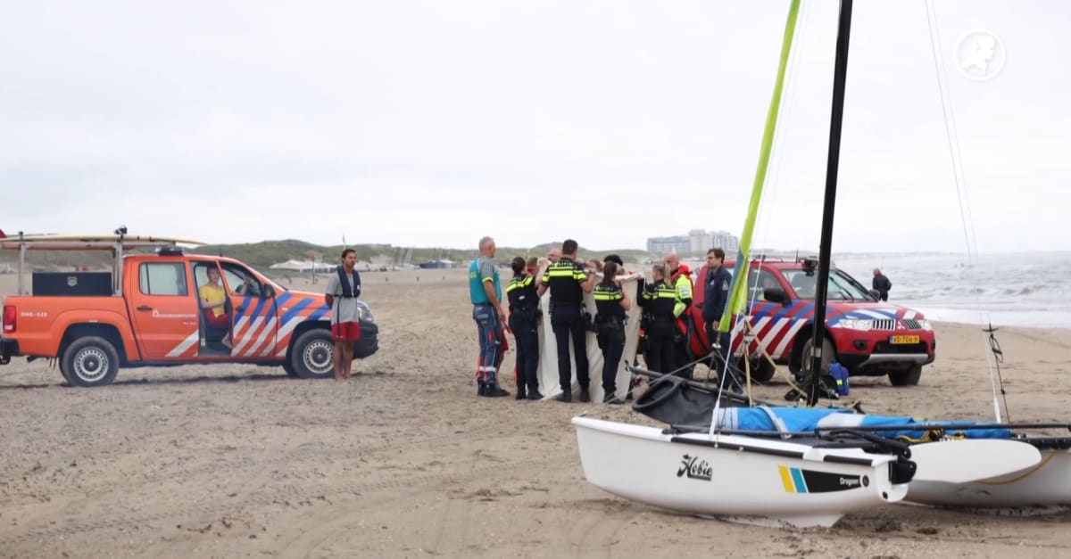KNRM-reddingsactie bij Scheveningen: kinderen van het water gehaald