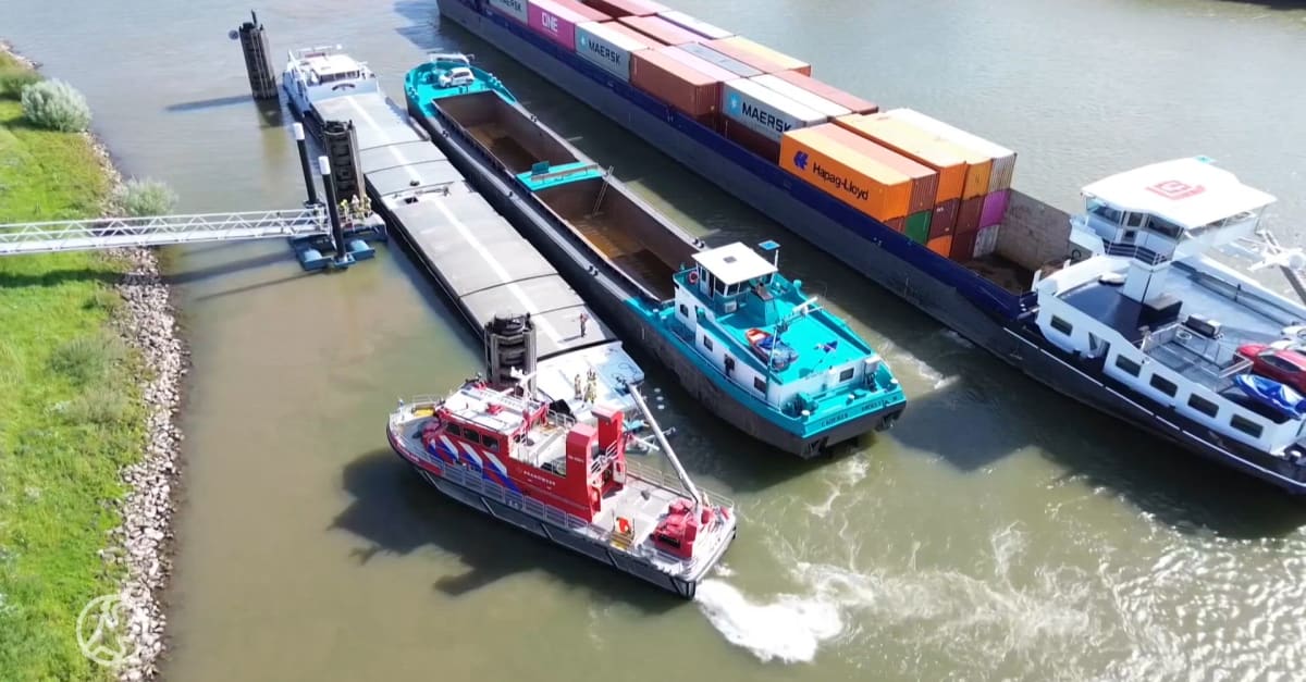 Schip raakt lek en dreigt te zinken in de Waal bij Nijmegen | Hart van ...