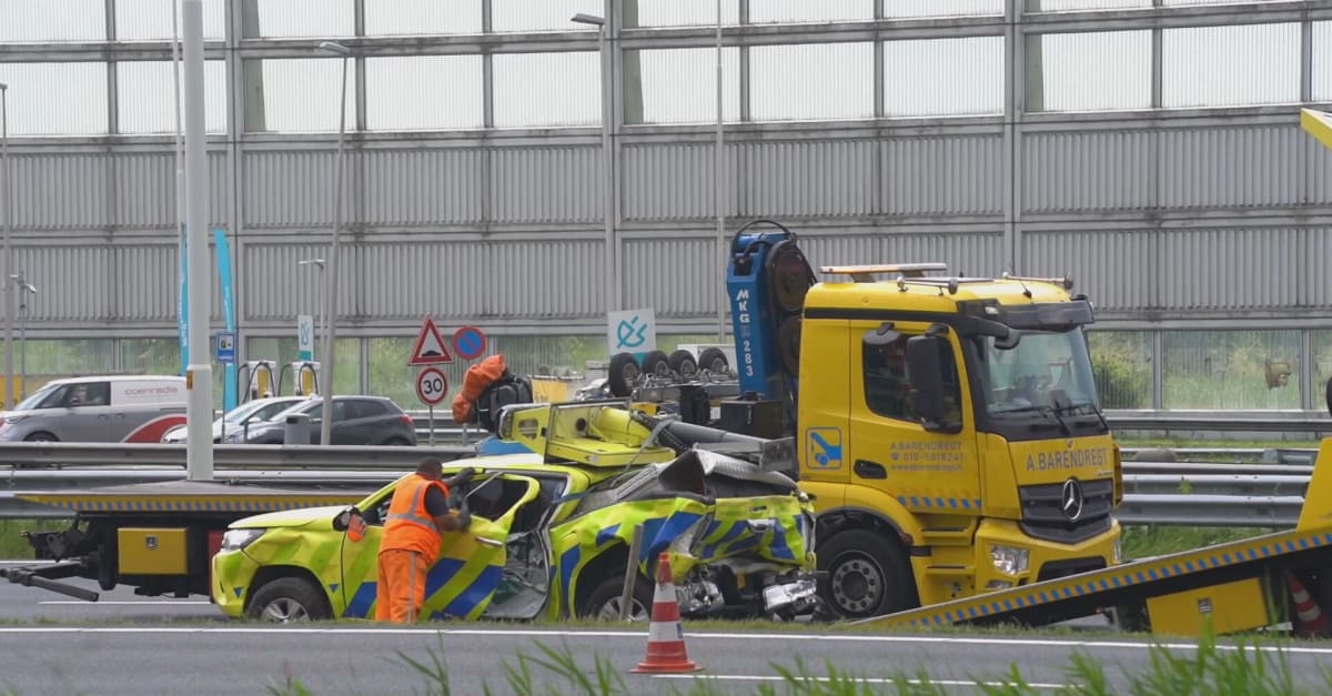 Vrachtwagen 'negeert' rood kruis en ramt auto Rijkswaterstaat op A15 ...