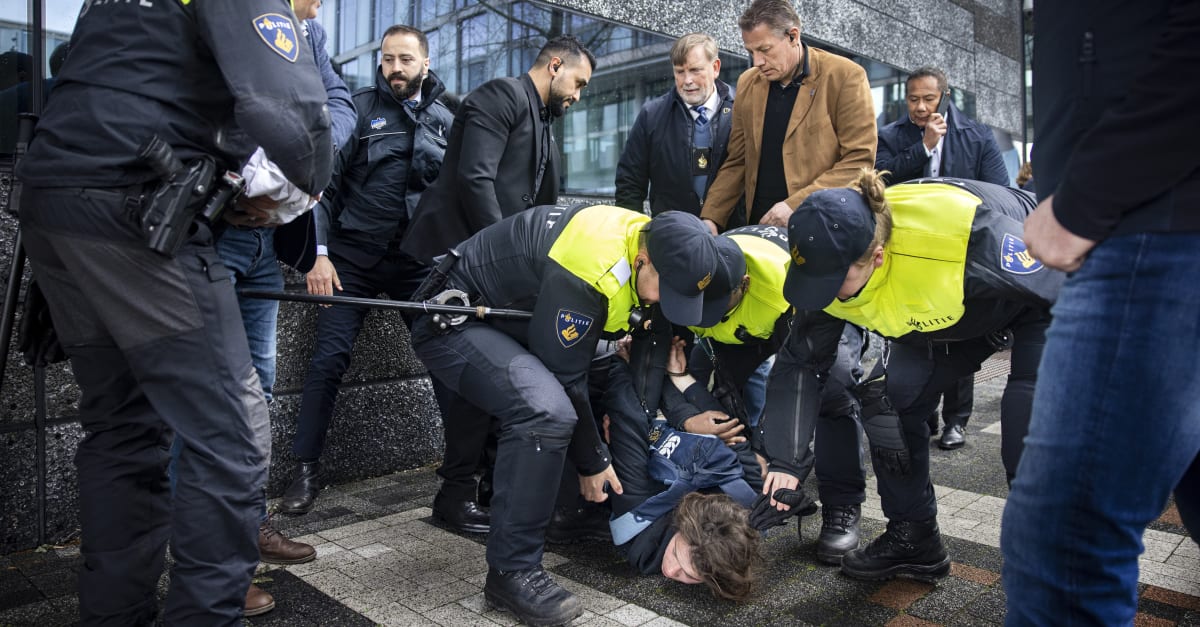 ZIEN: Man en vrouw stormen af op Macron, worden getackeld en opgepakt | Hart van Nederland