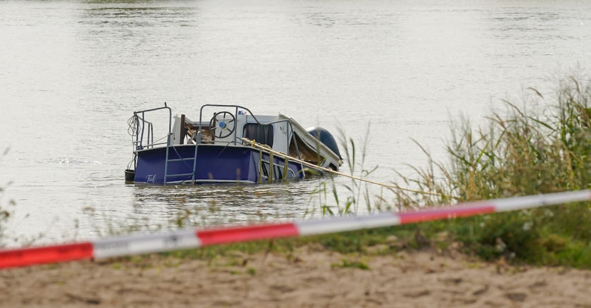 Politie onderzoekt gezonken boot op Lek, vrouw nog vermist | Hart van ...
