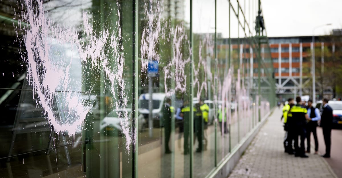 Klimaatactivisten besmeuren ministerie met roze verf, twee aanhoudingen ...