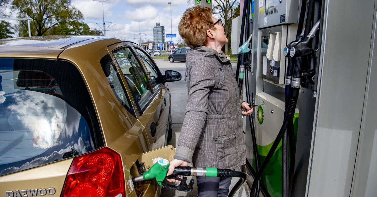 Benzine nu al duurder door spanningen in Midden-Oosten | Hart van Nederland
