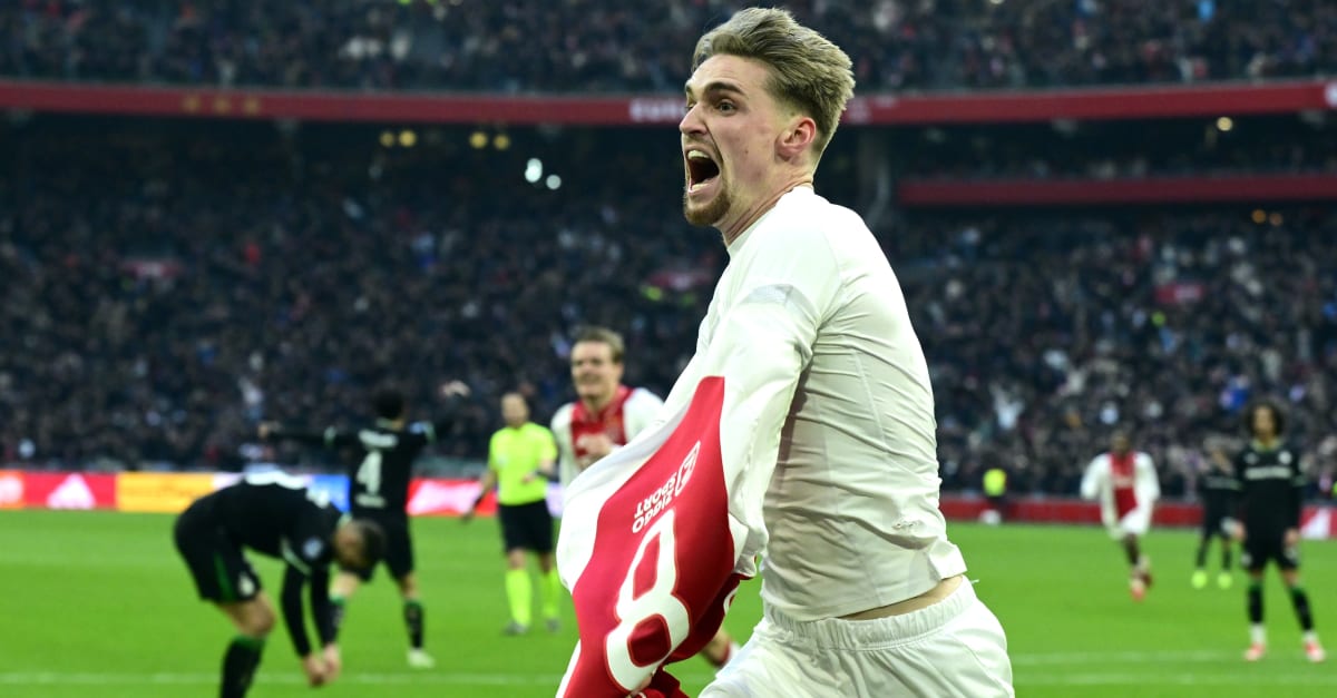 Ajax dankzij Taylor voorbij Feyenoord in Klassieker en loopt in op PSV ...