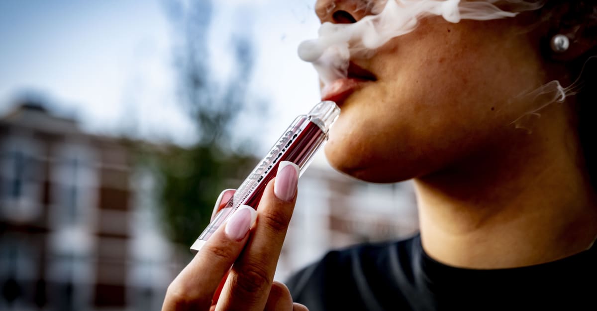 Meer dan kwart van de jongvolwassenen doet aan roken of vapen | Hart van Nederland