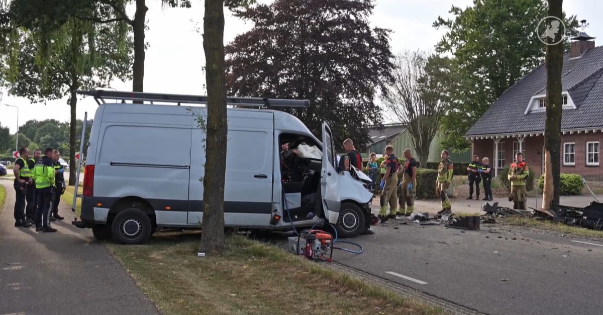 Bestelbus raakt van weg en botst tegen boom in Achtmaal, bestuurder overleden