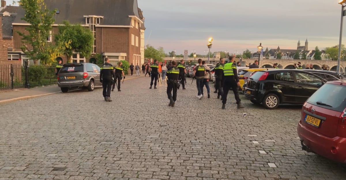 Politie bekogeld bij schoonvegen Maastrichts park | Hart van Nederland