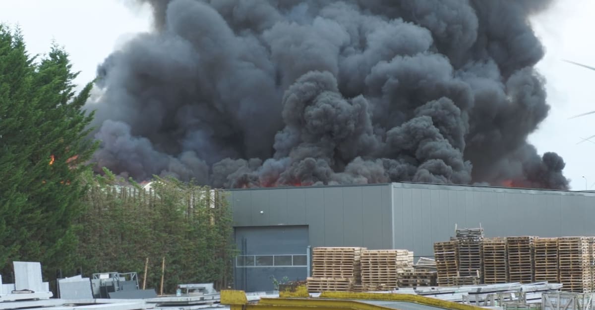 Meerdere bedrijfspanden verwoest door felle brand in Venlo | Hart van ...