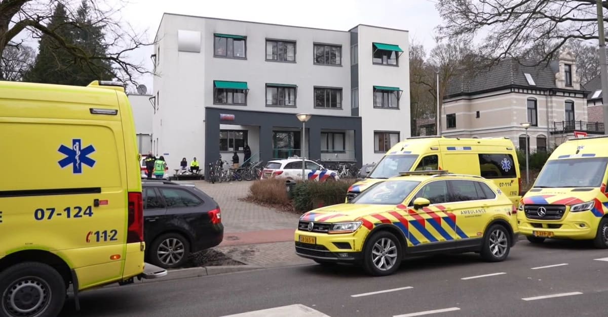 Drie gewonden bij steekincident azc Velp, verdachte aangehouden | Hart van Nederland