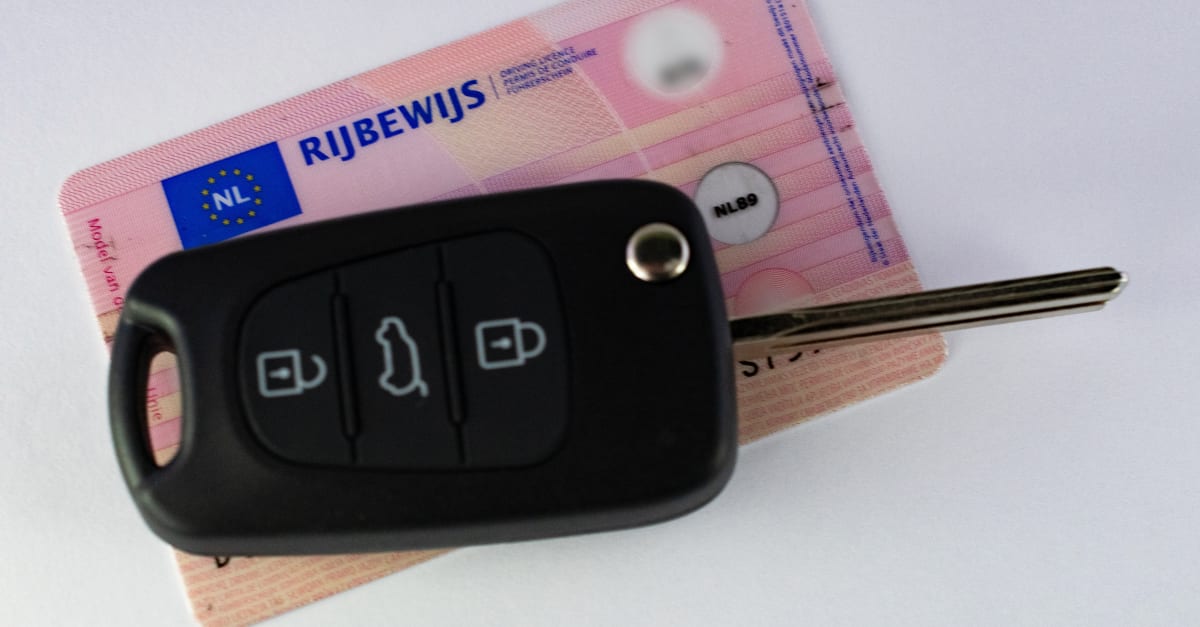 Rijbewijs vanaf 2030 op je smartphone, pasje niet meer nodig | Hart van ...