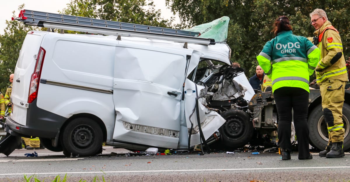 A1 bij Stroe weer volledig open na heftige klap tussen busje, auto en ...