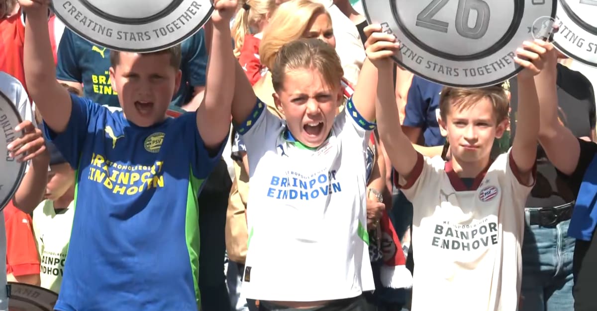 Fans uitzinnig bij huldiging PSV