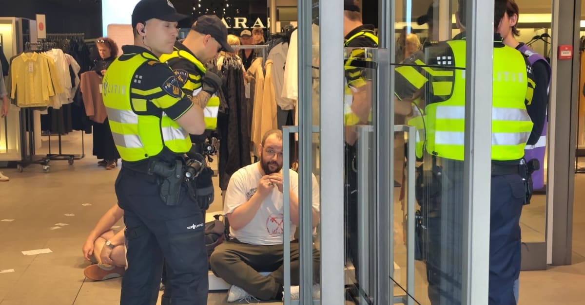 Drie aanhoudingen na XR-demonstratie met gevaarlijke boterzuur in ...