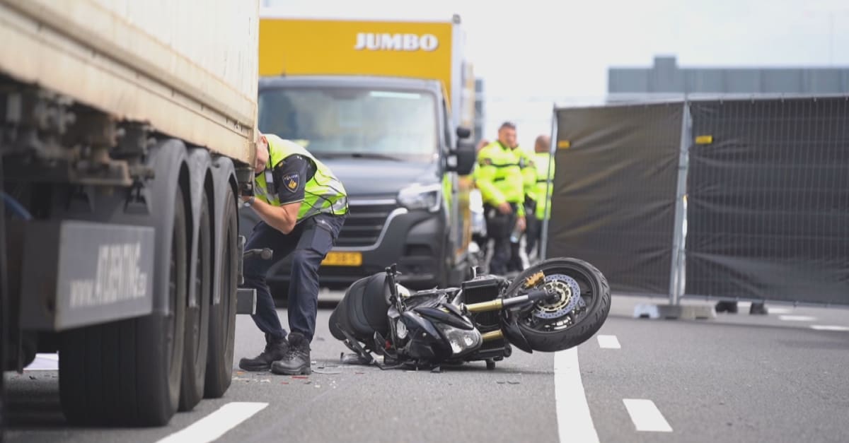 Motorrijder overlijdt na botsing met vrachtwagen op A15 bij Rotterdam | Hart van Nederland
